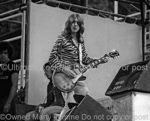 Photos of Mick Ralphs of Bad Company Playing a Les Paul Onstage in 1974 ...